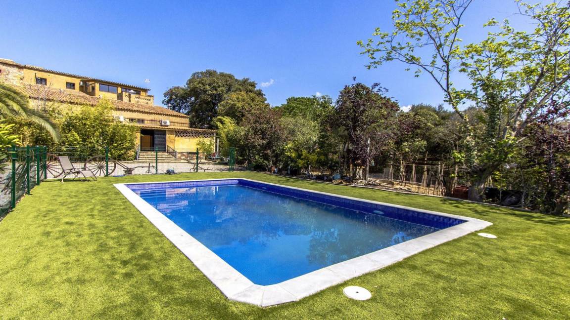 100 M² Villa ∙ 12 Habitaciones ∙ 25 Huéspedes - Granollers