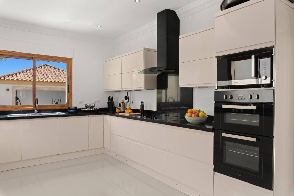 400 M² Villa ∙ 4 Schlafzimmer ∙ 8 Gäste - Adeje