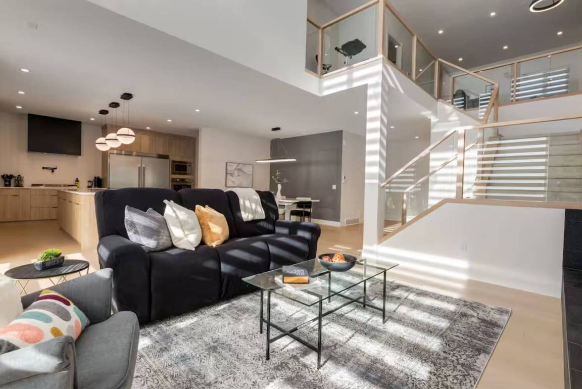 3580 M² House ∙ 8 Bedrooms ∙ 16 Guests - Alberta