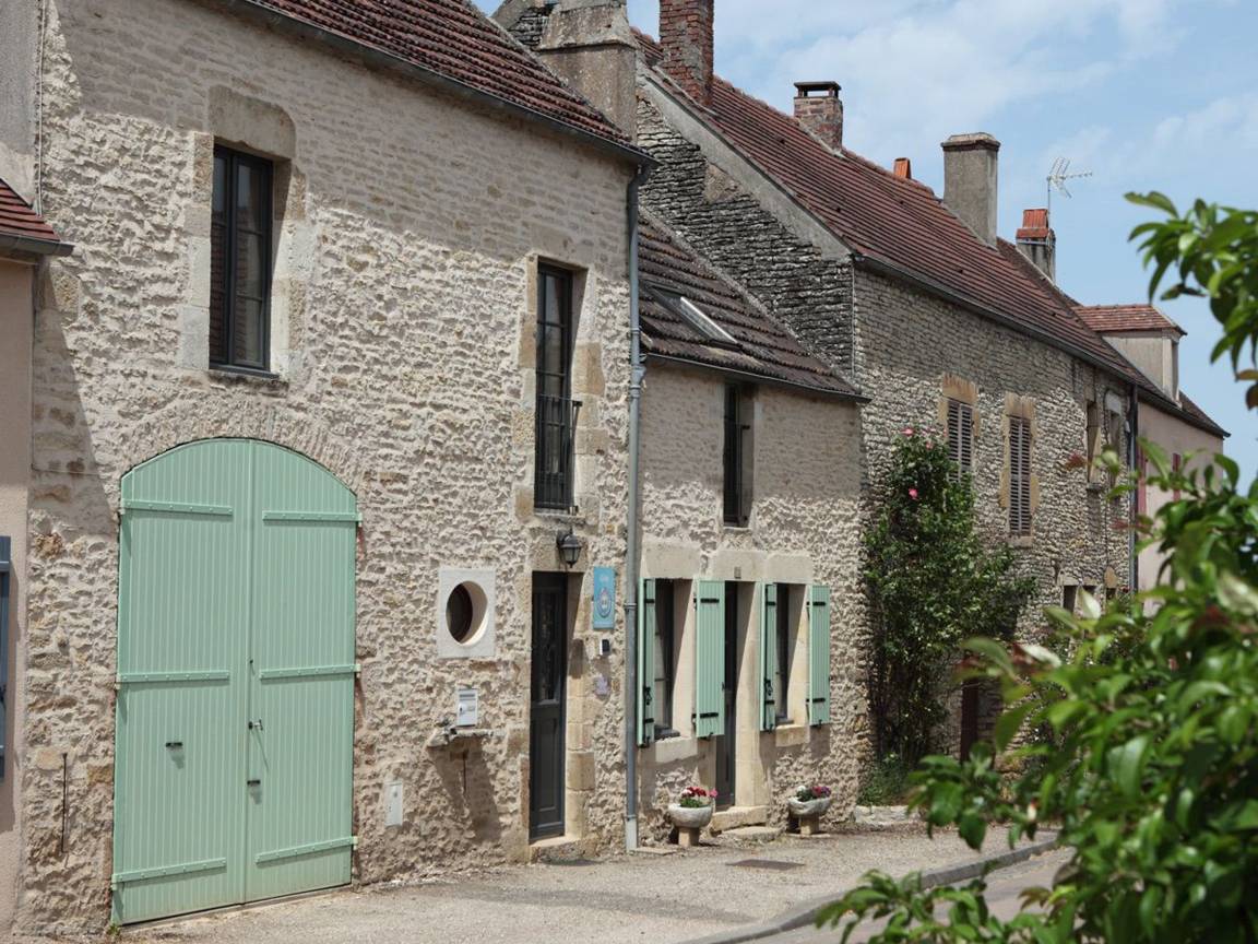 158 M² Cottage ∙ 4 Bedrooms ∙ 8 Guests - Vézelay