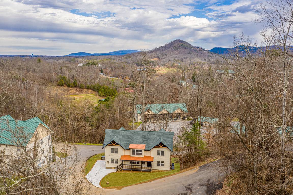Cabin ∙ 4 Bedrooms ∙ 14 Guests - Pigeon Forge, TN
