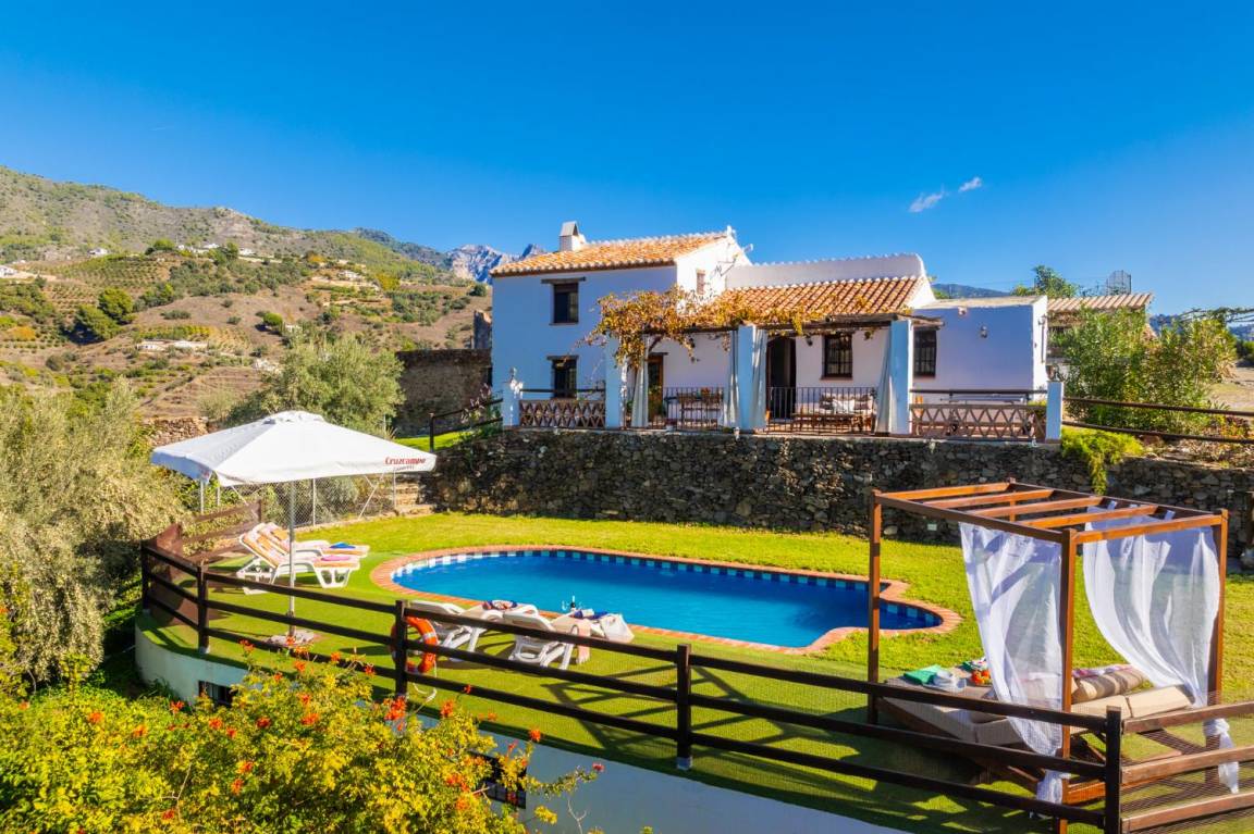 140 M² Villa ∙ 2 Bedrooms ∙ 4 Guests - Torrox
