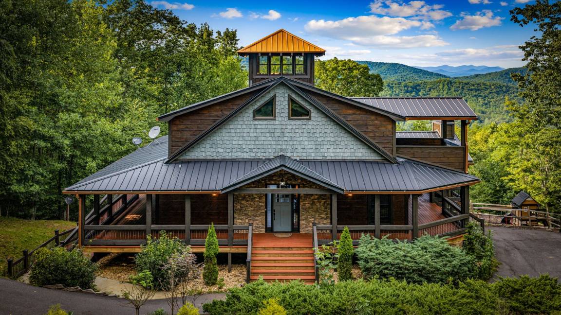 Cabin ∙ 4 Bedrooms ∙ 16 Guests - Blue Ridge, GA