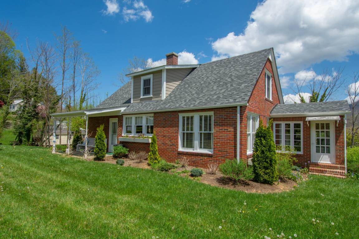 House ∙ 3 Bedrooms ∙ 7 Guests - West Jefferson, NC