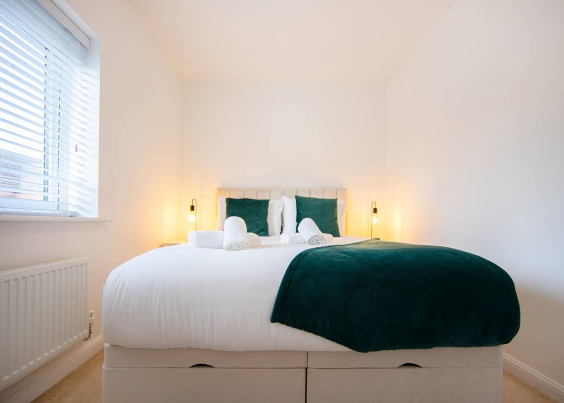 House ∙ 2 Bedrooms ∙ 4 Guests - Bedford