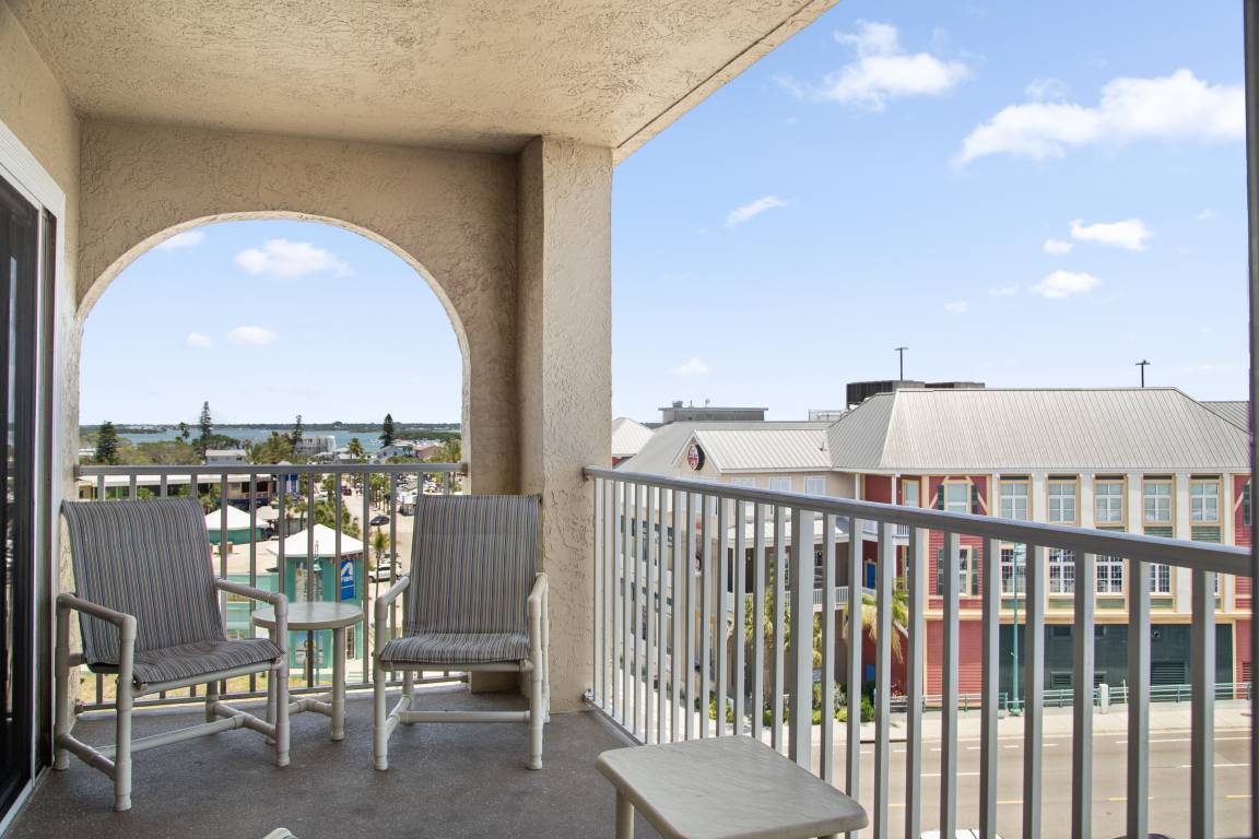 106 M² Condo ∙ 2 Bedrooms ∙ 6 Guests - Madeira Beach, FL