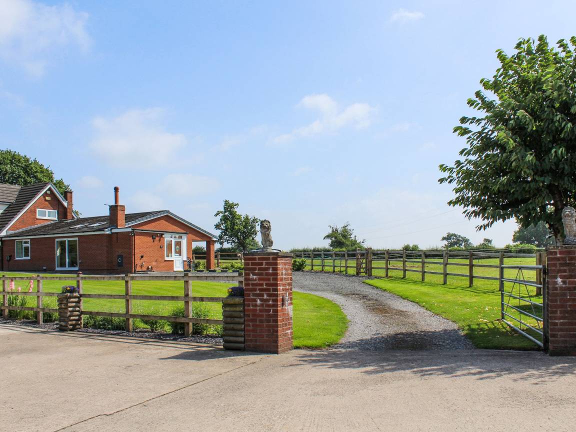 Cottage ∙ 2 Bedrooms ∙ 4 Guests - Northwich