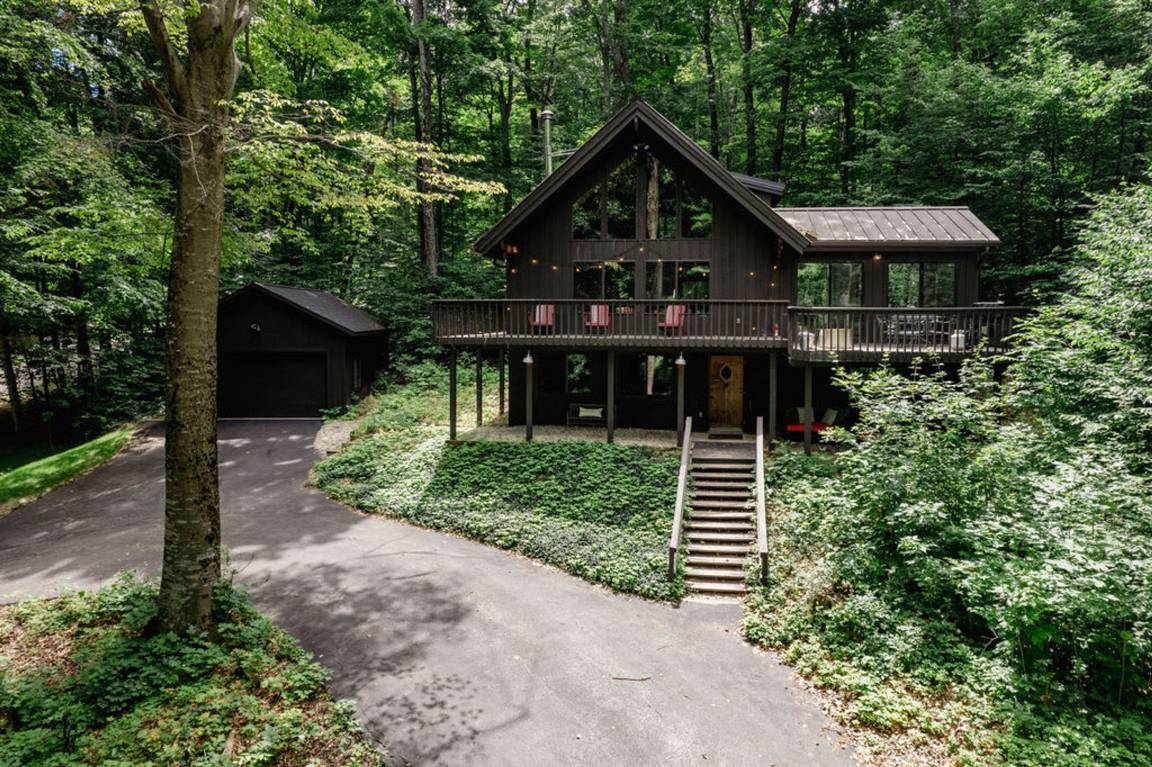 Apartment ∙ 5 Bedrooms ∙ 16 Guests - Mancelona, MI