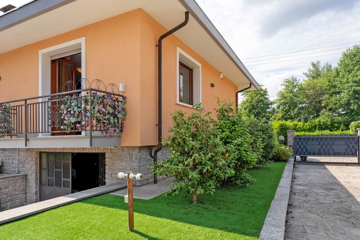 100 M² House ∙ 2 Bedrooms ∙ 4 Guests - Arona, Italy
