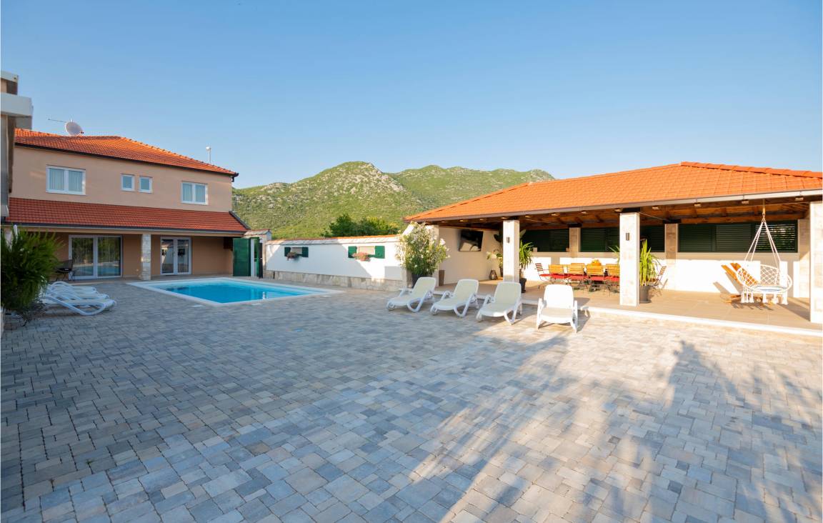 242 M² House ∙ 4 Bedrooms ∙ 8 Guests - Drvenik