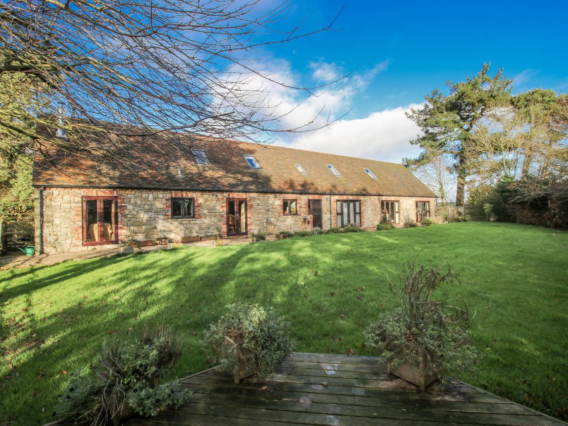 Cottage ∙ 6 Bedrooms ∙ 16 Guests - Shropshire