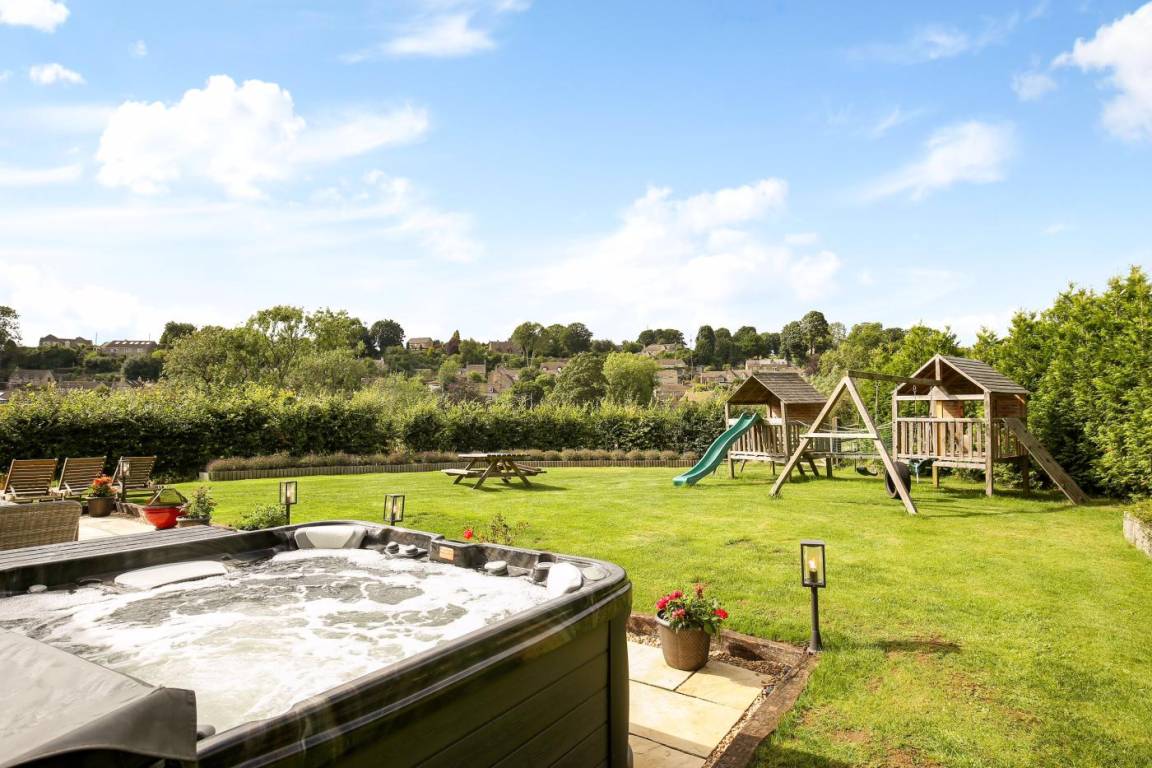 Cottage ∙ 6 Bedrooms ∙ 17 Guests - Nailsworth