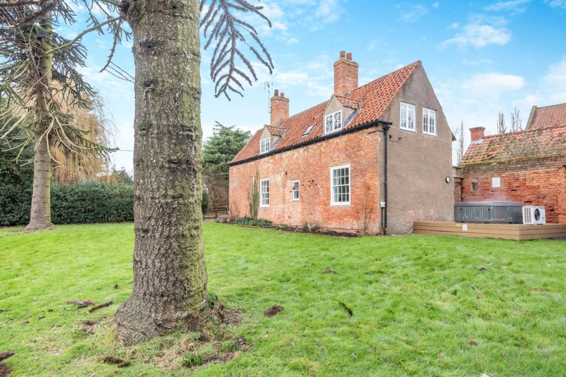 Cottage ∙ 4 Bedrooms ∙ 8 Guests - Southwell