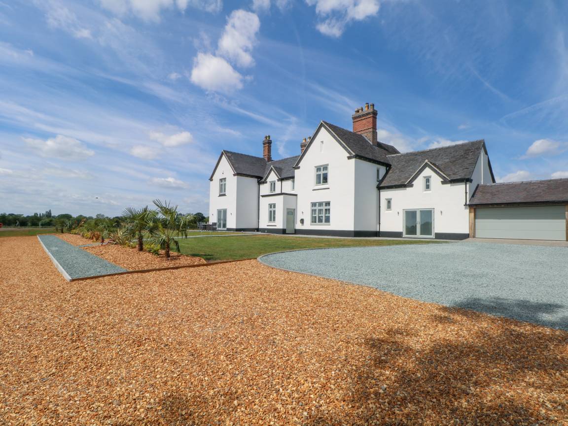 Cottage ∙ 7 Bedrooms ∙ 16 Guests - Whitchurch