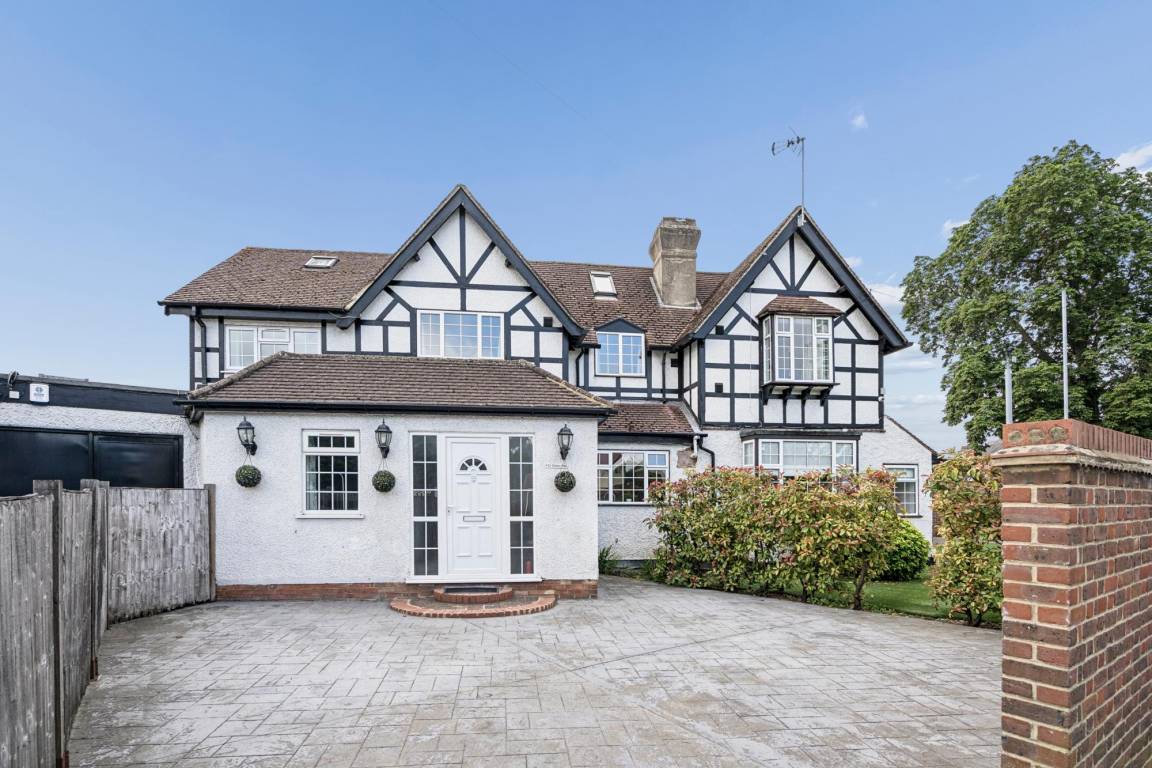 149 M² House ∙ 6 Bedrooms ∙ 11 Guests - Slough