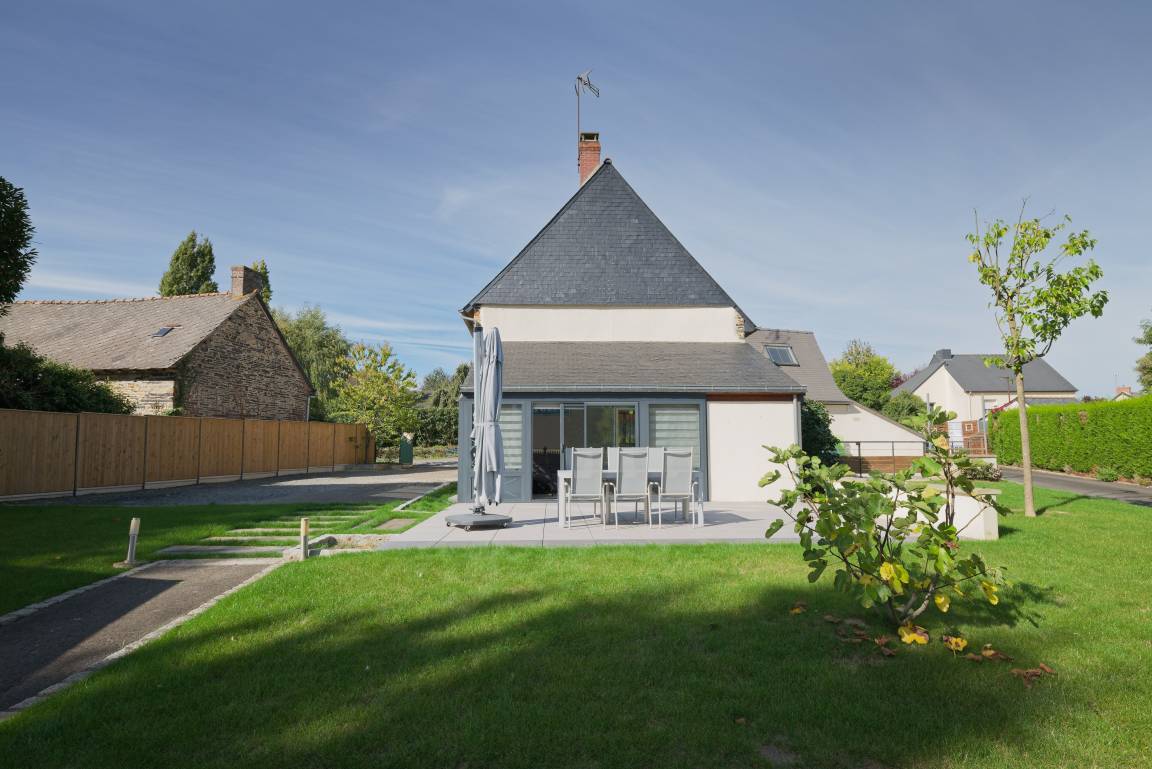 150 M² Maison De Vacances ∙ 3 Chambres ∙ 11 Personnes - Rennes