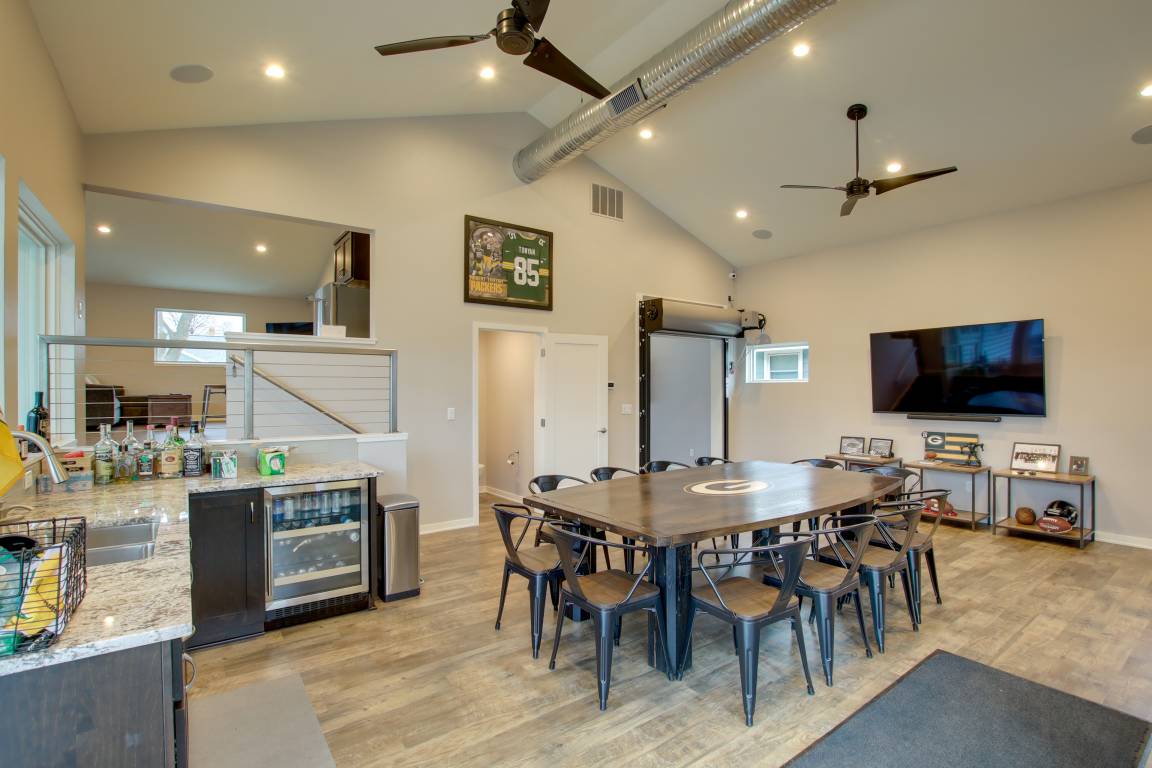 390 M² House ∙ 5 Bedrooms ∙ 12 Guests - Green Bay, WI