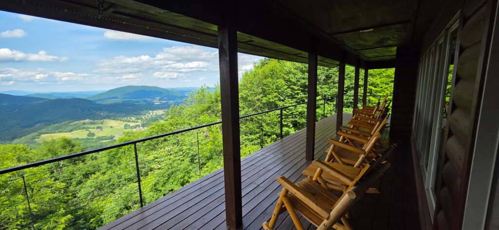 House ∙ 4 Bedrooms ∙ 10 Guests - West Jefferson, NC