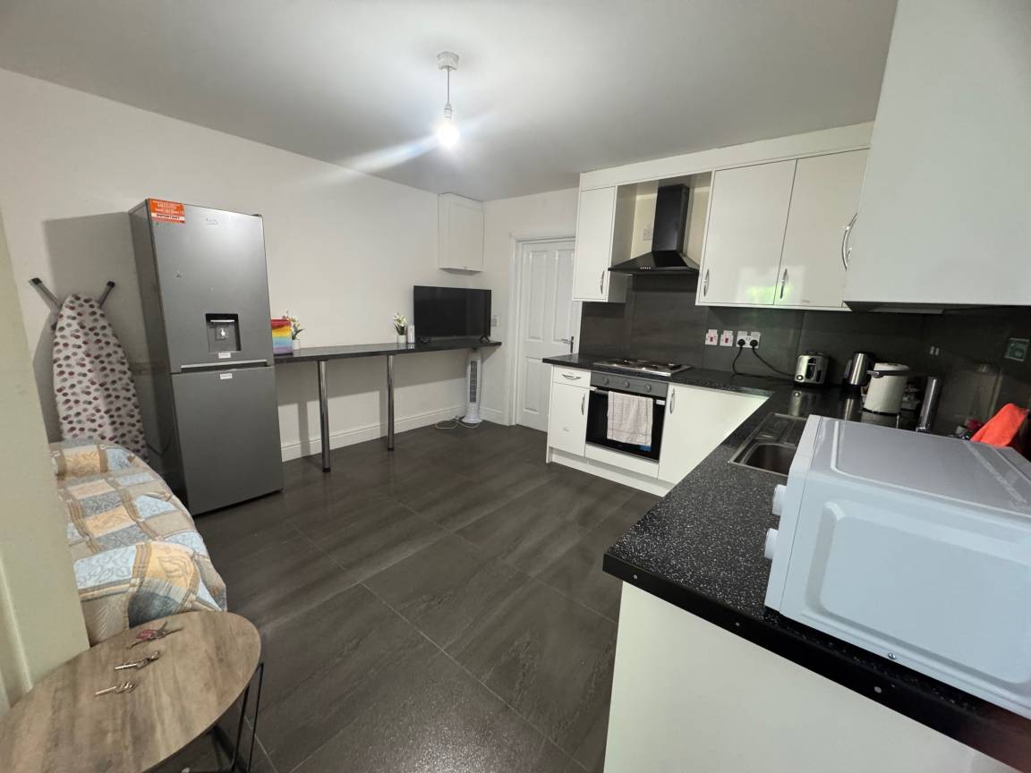 85 M² Apartment ∙ 3 Bedrooms ∙ 6 Guests - Hounslow