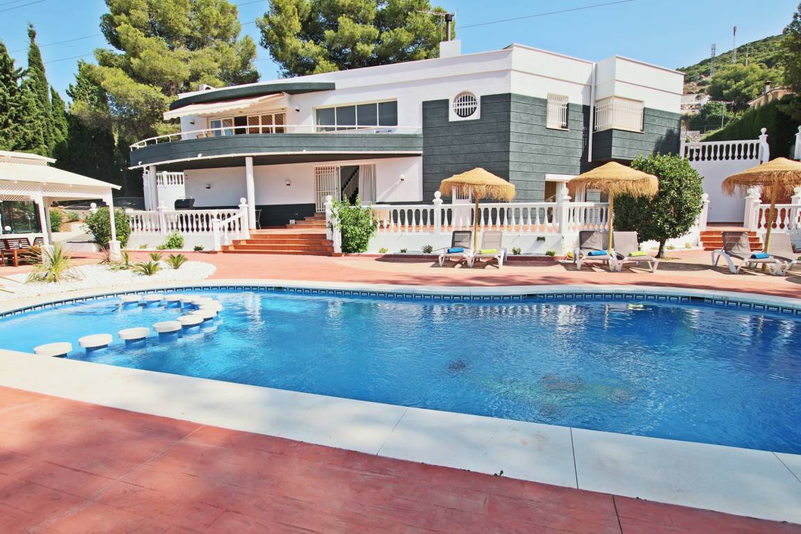 300 M² Villa ∙ 6 Slaapkamers ∙ 14 Gasten - Alhaurín de la Torre