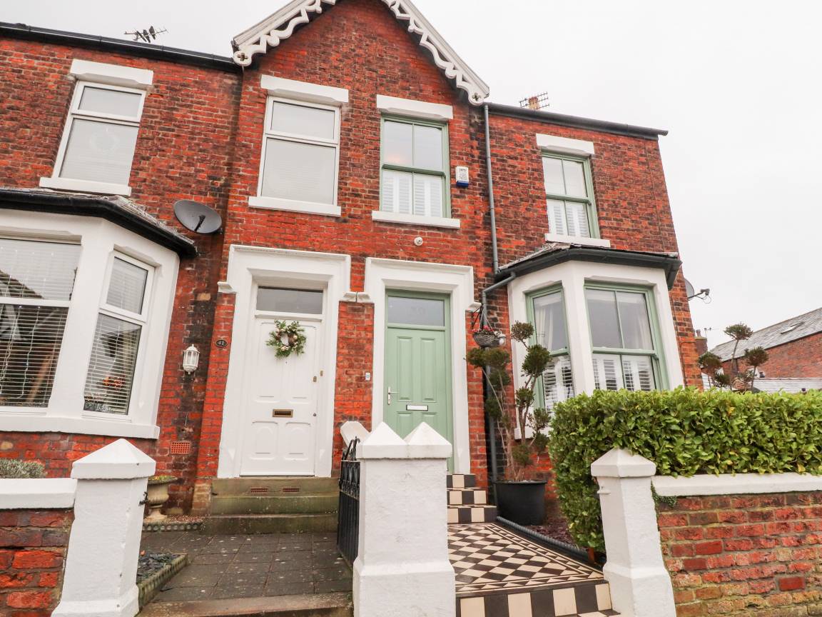 Cottage ∙ 3 Bedrooms ∙ 5 Guests - Lytham St Annes