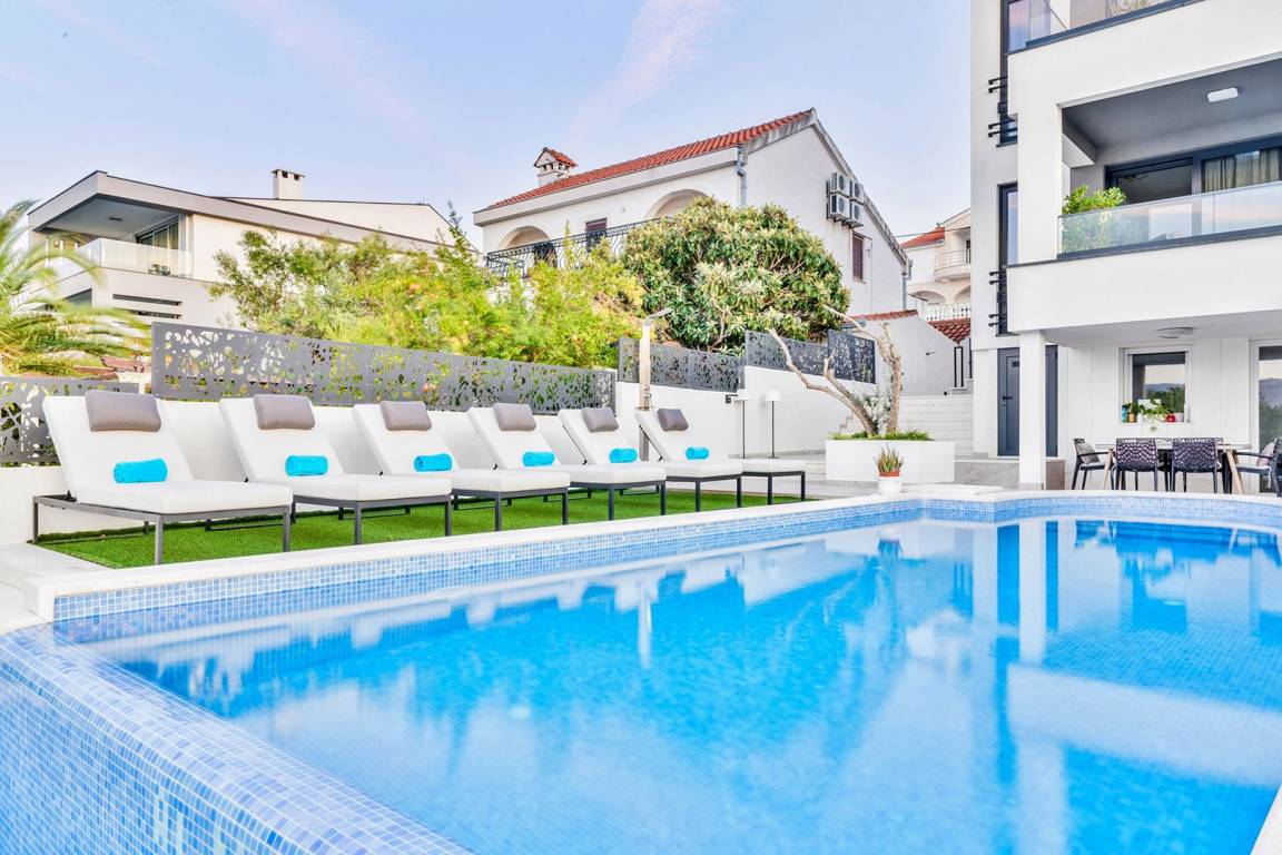 600 M² Villa ∙ 8 Makuuhuonetta ∙ 16 Vierasta - Trogir