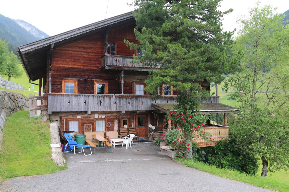 255 M² Ferienhaus ∙ 8 Schlafzimmer ∙ 25 Gäste - Finkenberg