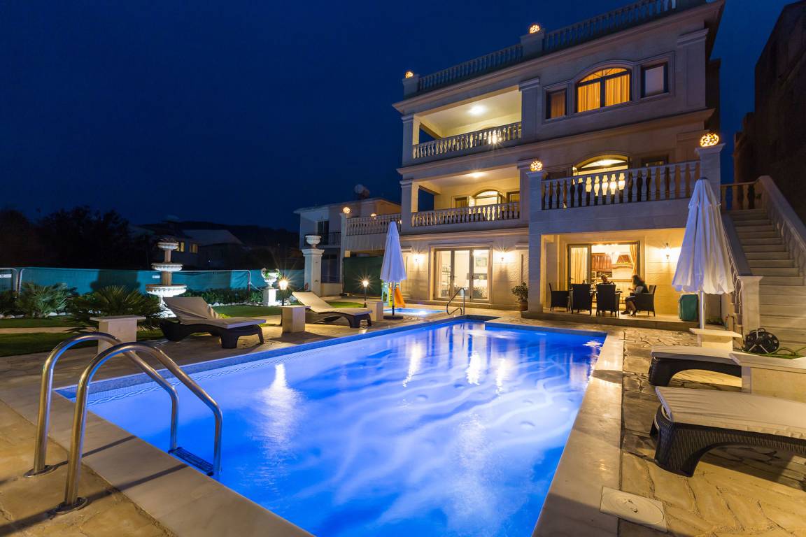 750 M² Villa ∙ 8 Bedrooms ∙ 18 Guests - Argaka