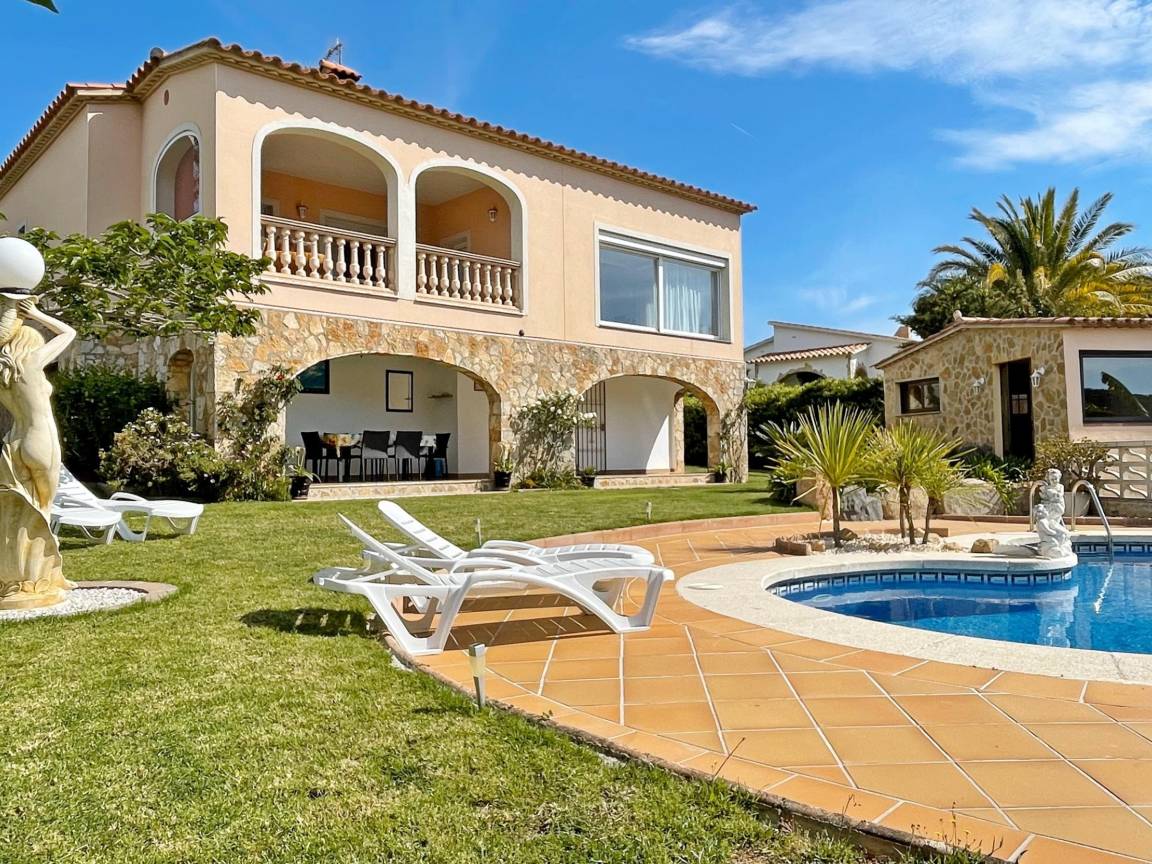 300 M² Villa ∙ 4 Bedrooms ∙ 8 Guests - Sant Feliu de Guíxols