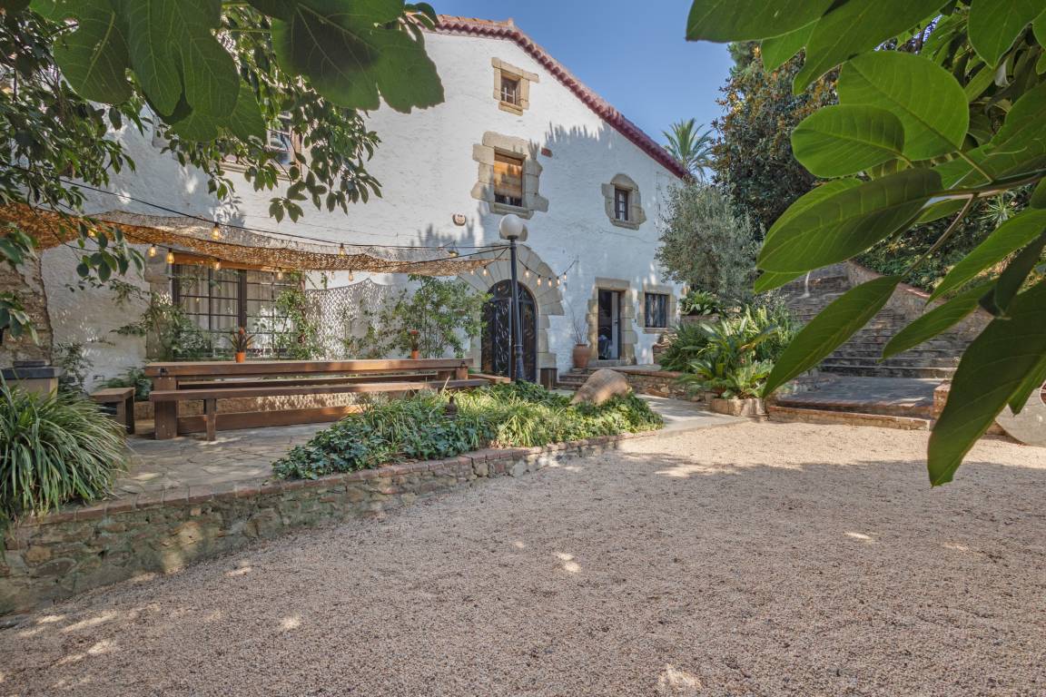 400 M² Villa ∙ 6 Bedrooms ∙ 14 Guests - Calella