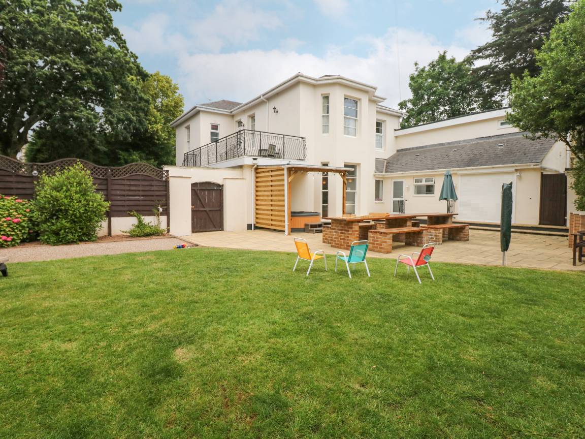 Cottage ∙ 8 Bedrooms ∙ 16 Guests - Great Britain