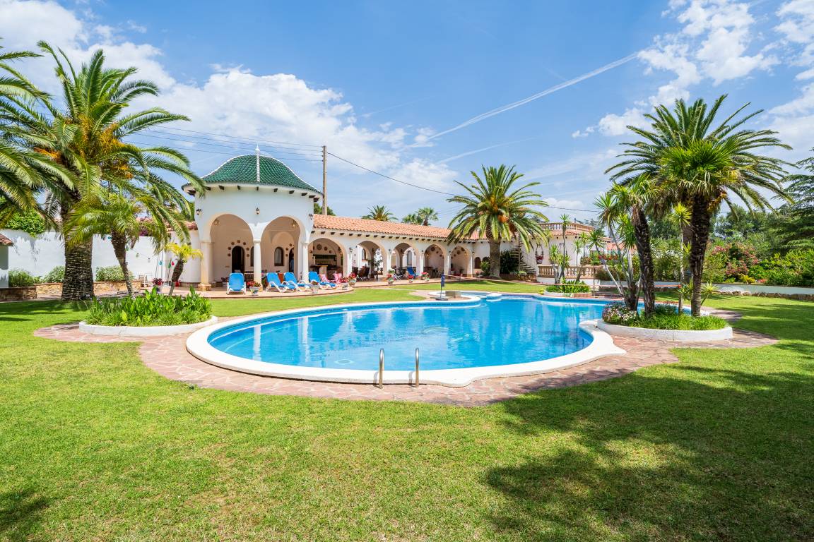 150 M² Villa ∙ 5 Bedrooms ∙ 14 Guests - Miami Platja