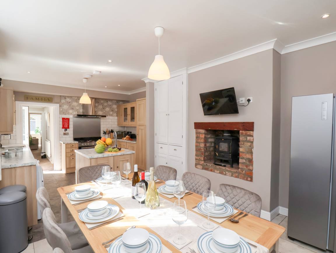 Cottage ∙ 7 Bedrooms ∙ 16 Guests - Flamborough