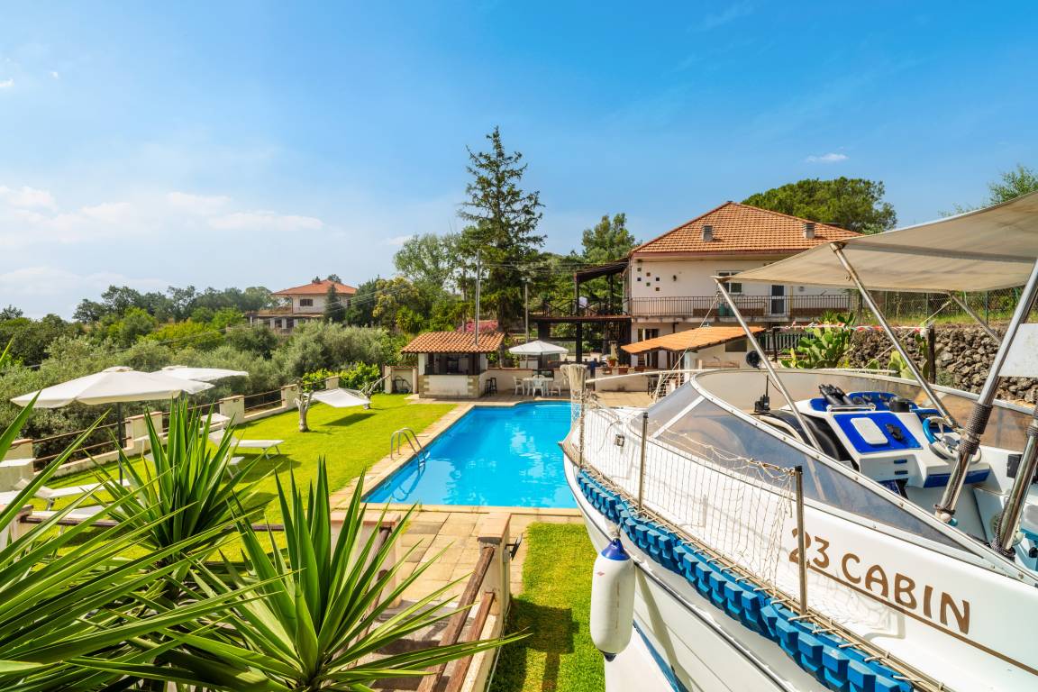 14 M² Houseboat ∙ 2 Bedrooms ∙ 3 Guests - Taormina