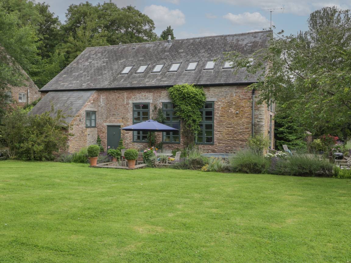 Cottage ∙ 5 Bedrooms ∙ 11 Guests - West Midlands