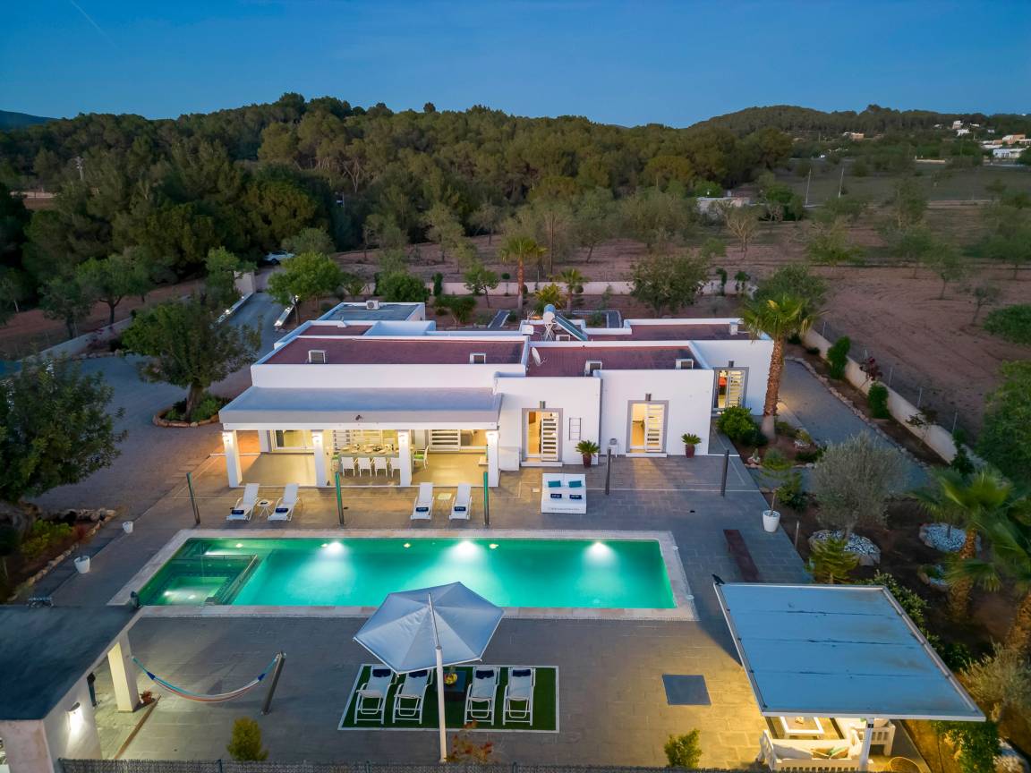 300 M² Villa ∙ 5 Bedrooms ∙ 10 Guests - Ibiza