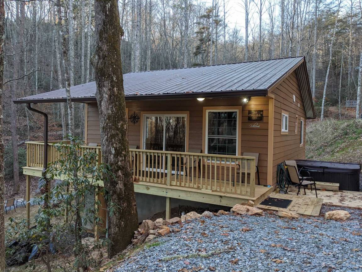 Cabin ∙ 2 Bedrooms ∙ 4 Guests - Bryson City, NC