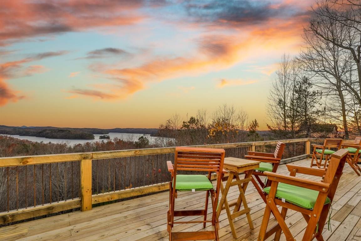 Cabin ∙ 4 Bedrooms ∙ 10 Guests - Carters Lake, GA