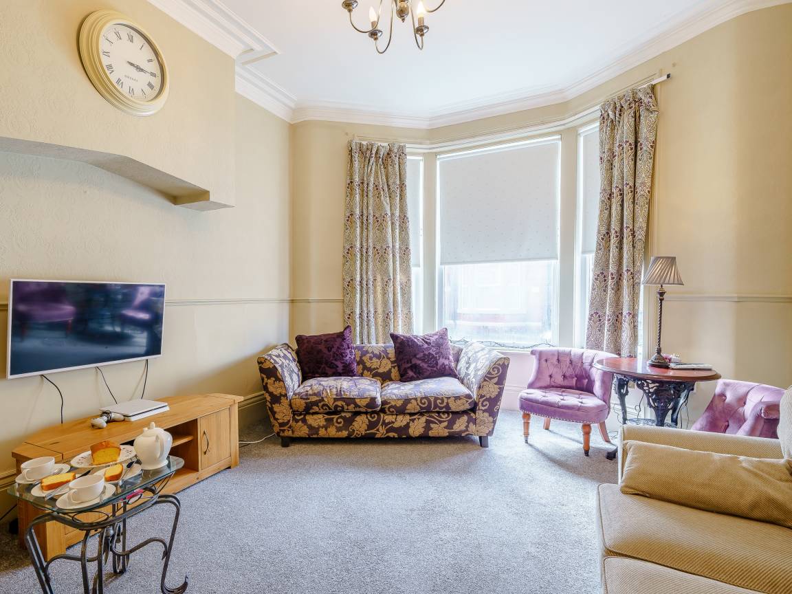 Cottage ∙ 6 Bedrooms ∙ 19 Guests - Blackpool Zoo