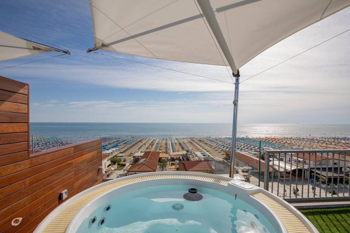116 M² Apartment ∙ 3 Bedrooms ∙ 8 Guests - Viareggio