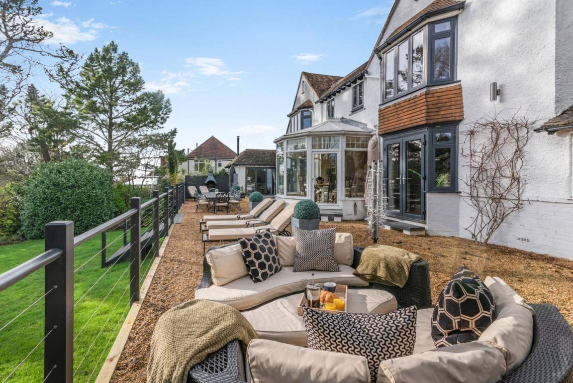 Cottage ∙ 6 Bedrooms ∙ 12 Guests - Steyning