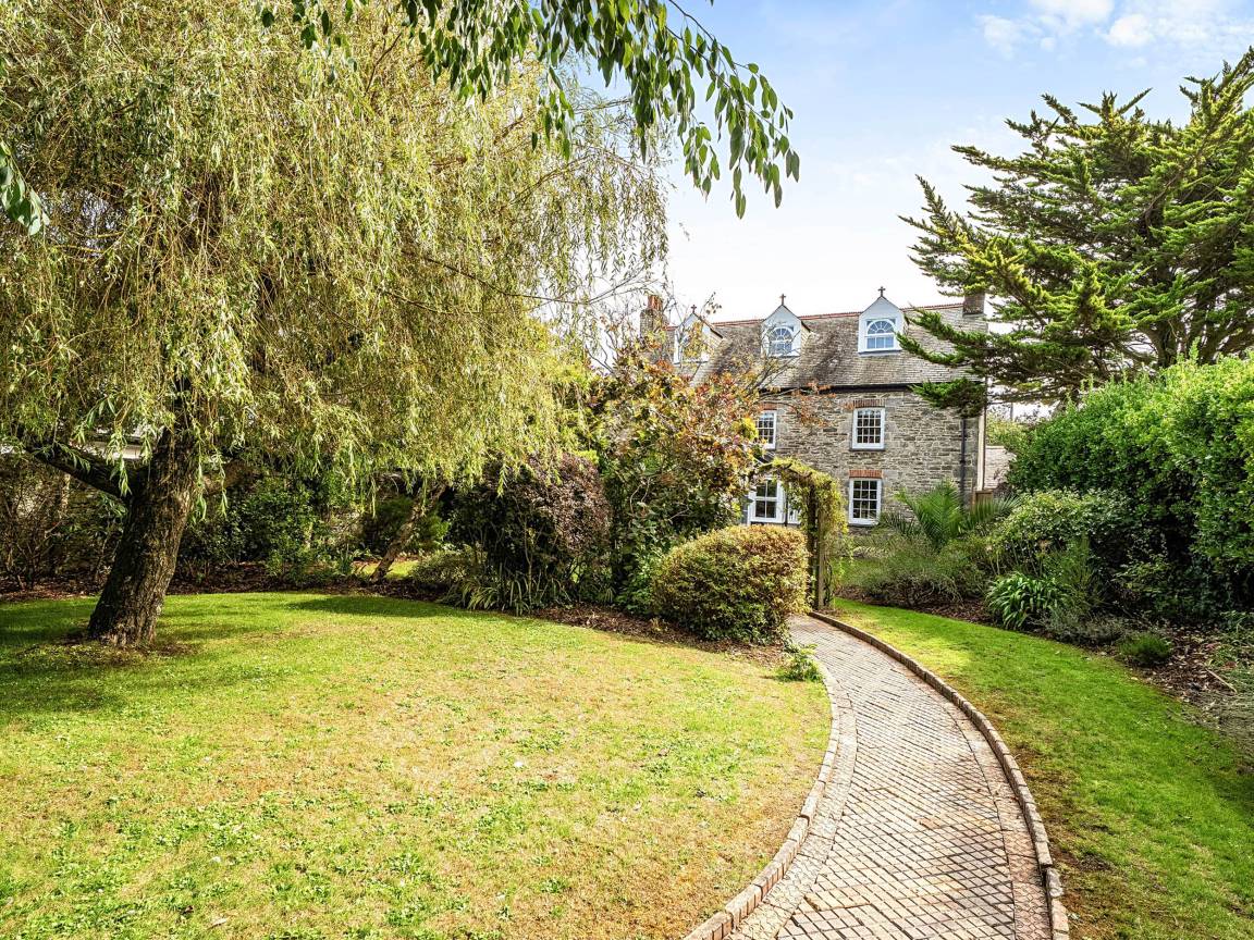 Cottage ∙ 5 Bedrooms ∙ 9 Guests - Newquay