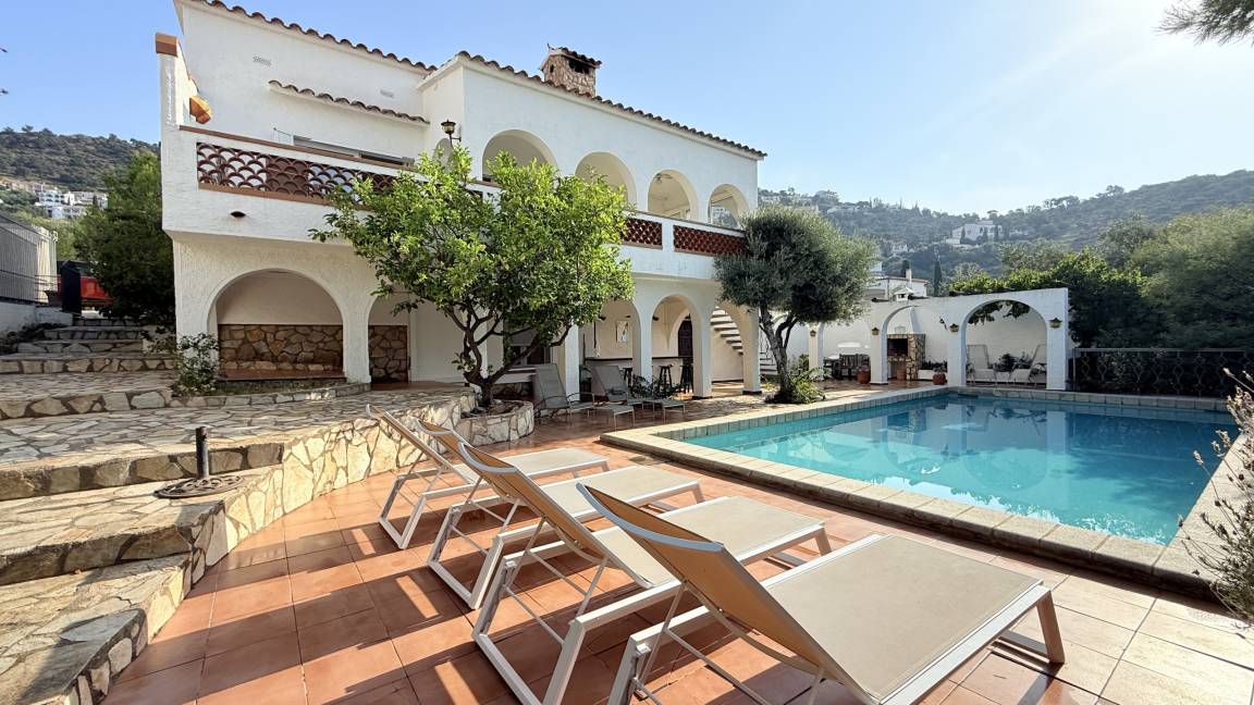 120 M² Villa ∙ 3 Bedrooms ∙ 6 Guests - Cadaqués