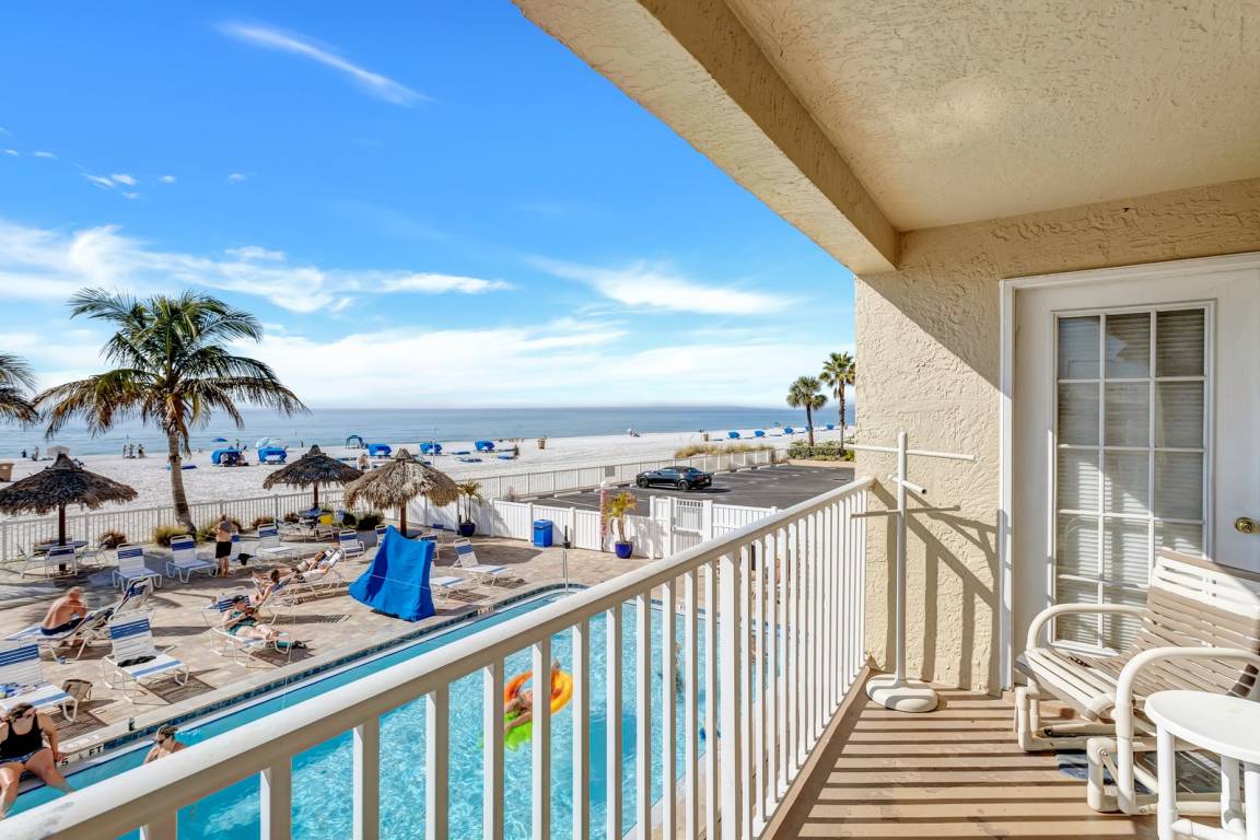 126 M² Condo ∙ 3 Bedrooms ∙ 8 Guests - Madeira Beach, FL