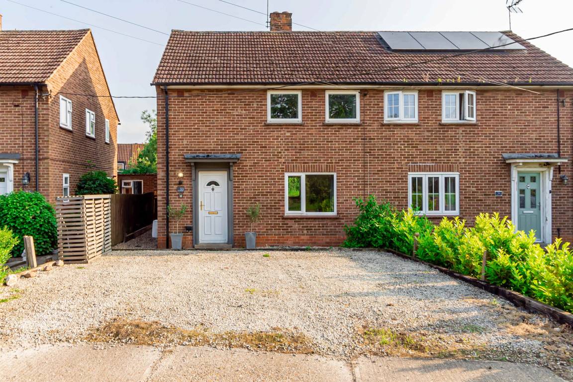 93 M² House ∙ 3 Bedrooms ∙ 5 Guests - Colchester Zoo