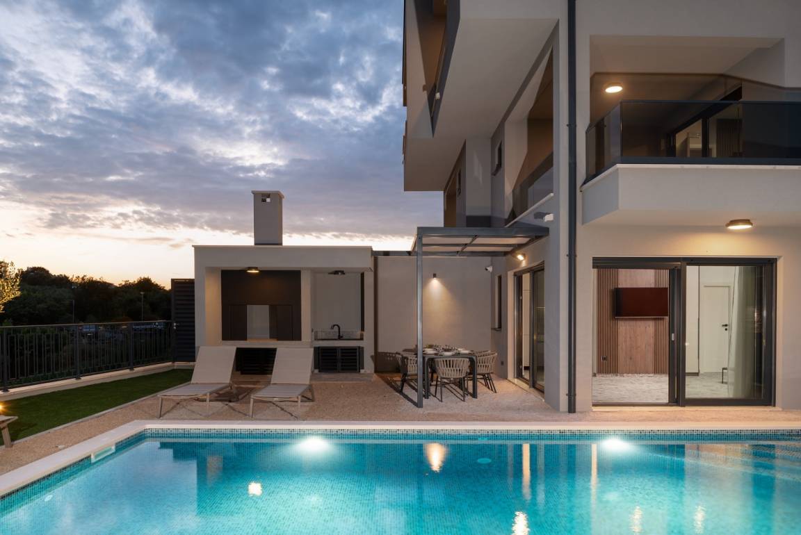 200 M² Villa ∙ 4 Bedrooms ∙ 10 Guests - Podstrana