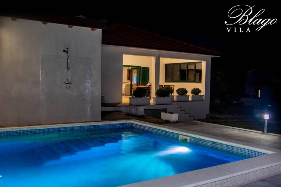 200 M² Villa ∙ 4 Bedrooms ∙ 9 Guests - Makarska Riviera