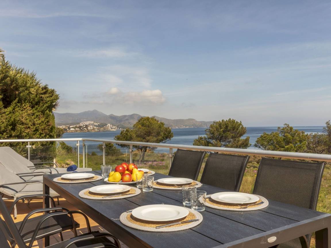 74 M² House ∙ 2 Bedrooms ∙ 5 Guests - Cadaqués