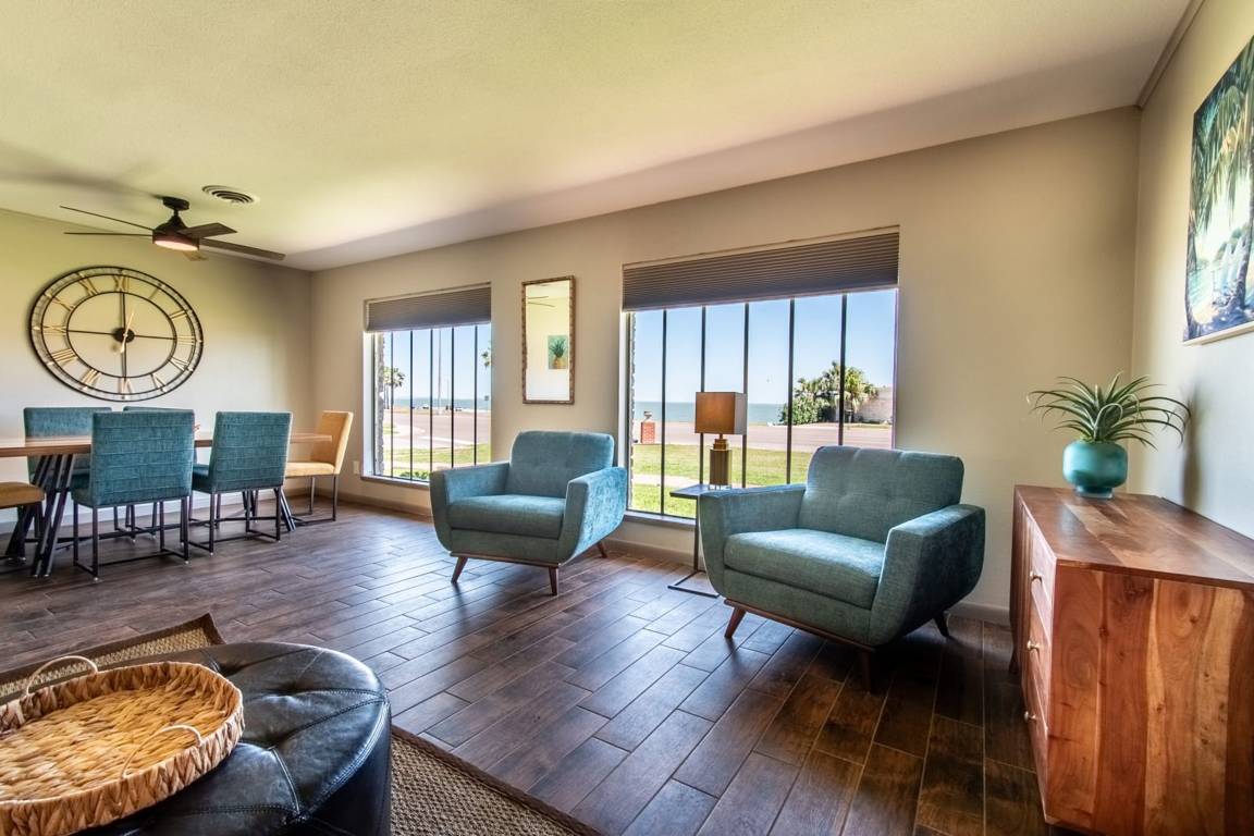 Apartment ∙ 6 Bedrooms ∙ 14 Guests - Corpus Christi, TX