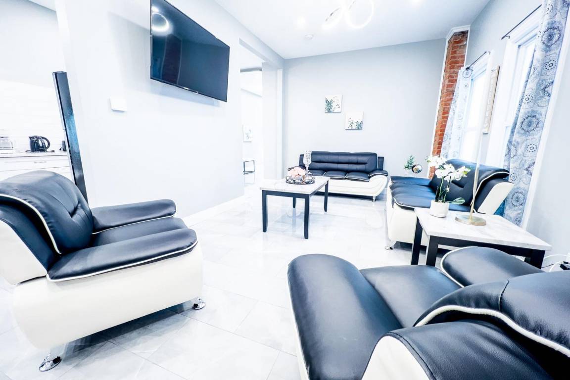 House ∙ 6 Bedrooms ∙ 14 Guests - Niagara Falls